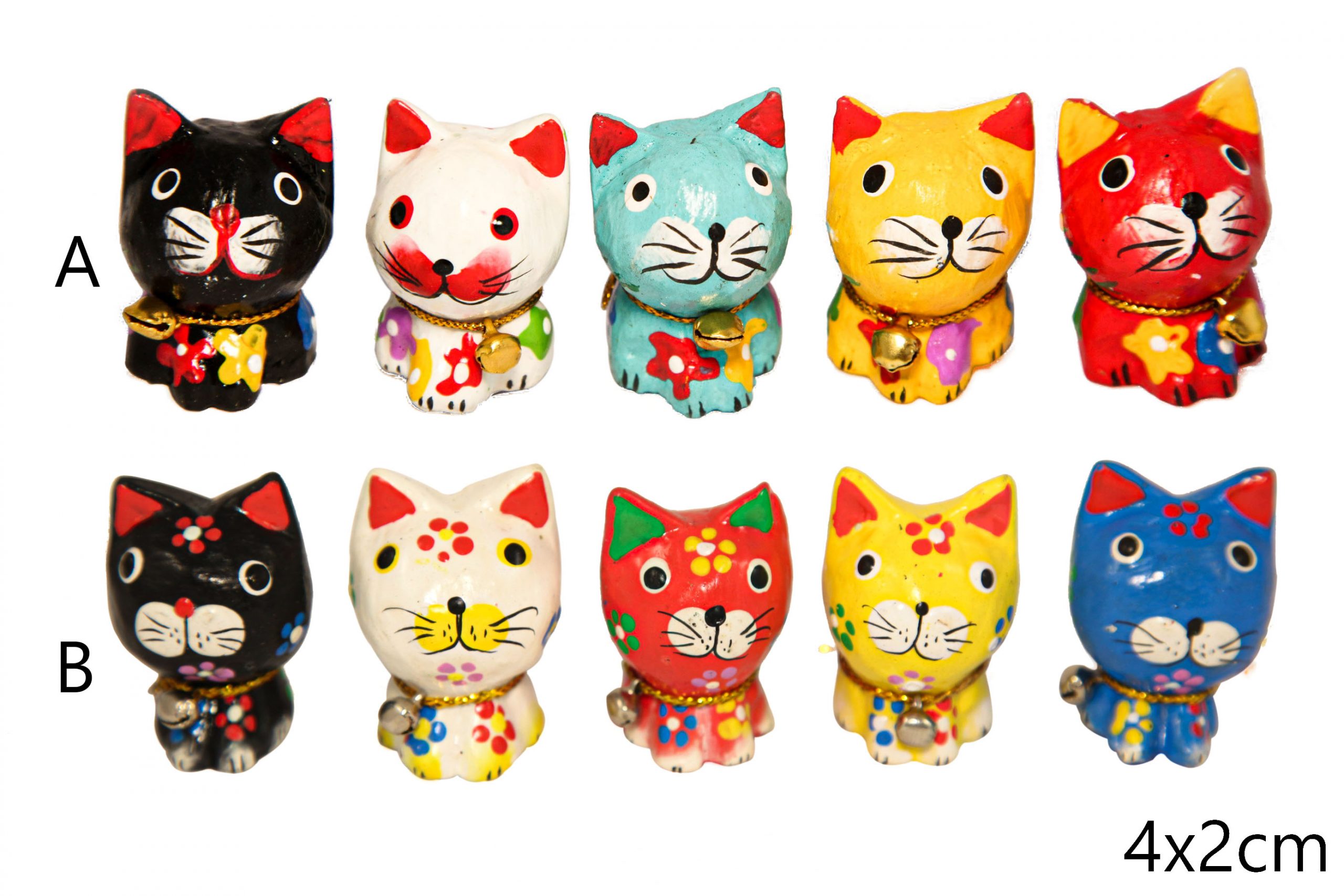 Drvene raznobojne mačke sa cvjetovima i zvoncem