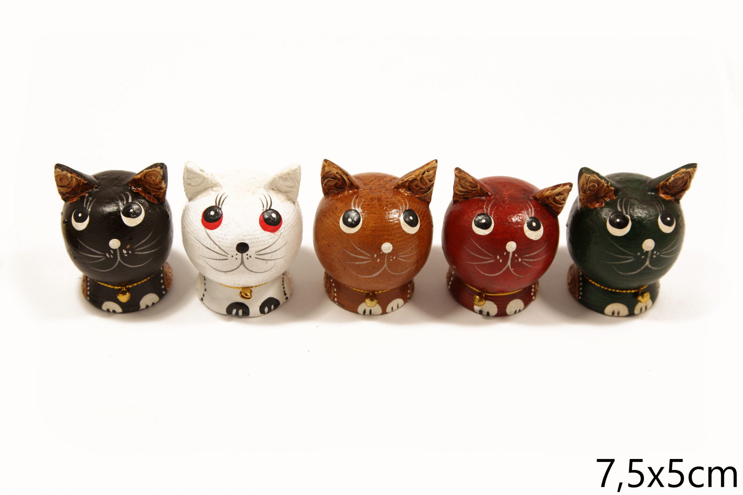 Drvene mačke raznih boja sa zlatnim ušima i zvoncem
